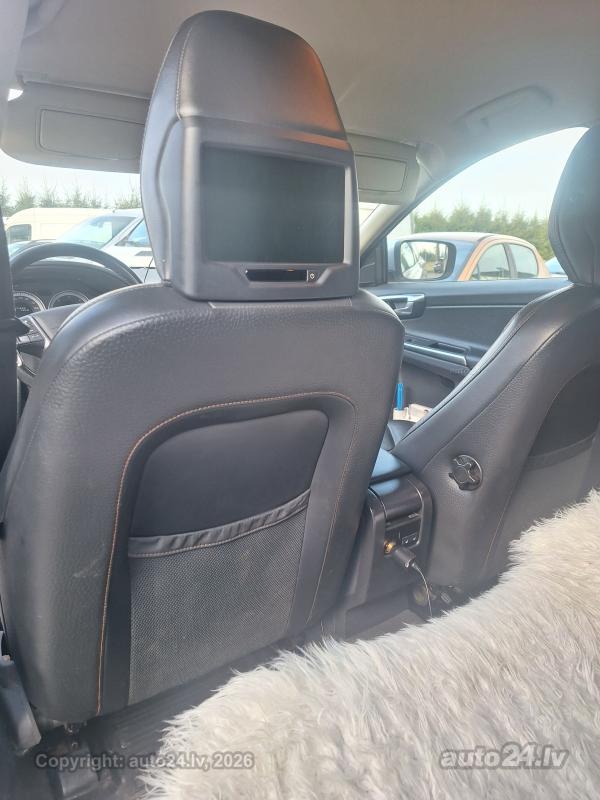 Grey Volvo XC60 2012 in Paide, with an engine capacity of 2.40 L and mileage of 278 thousand km for 9678 €, photo 4 on AUTOMOTO.COM.LV