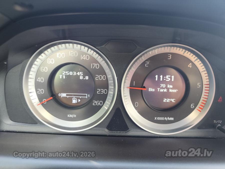 Grey Volvo XC60 2012 in Paide, with an engine capacity of 2.00 L and mileage of 250 thousand km for 7990 €, photo 21 on AUTOMOTO.COM.LV