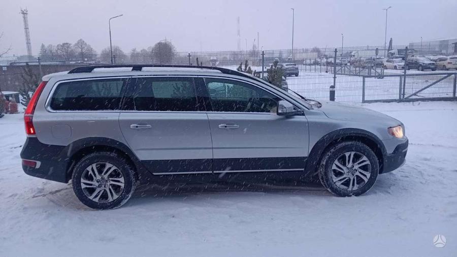 Grey Volvo XC60 2014 in Siauliai, with an engine capacity of 3.20 L and mileage of 362 thousand km for 9999 €, photo 12 on AUTOMOTO.COM.LV