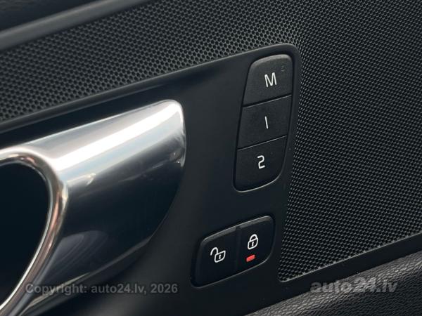 Grey Volvo XC60 2017 in Parnu, with an engine capacity of 2.00 L and mileage of 228 thousand km for 21900 €, photo 10 on AUTOMOTO.COM.LV