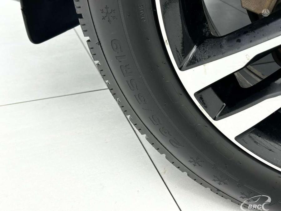 Grey Volvo XC60 2018 in Vilnius, with an engine capacity of 1.97 L and mileage of 249 thousand km for 23500 €, photo 30 on AUTOMOTO.COM.LV