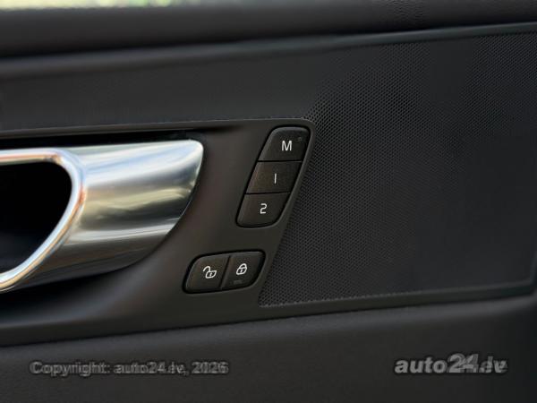 Grey Volvo XC60 2020 in Parnu, with an engine capacity of 2.00 L and mileage of 112 thousand km for 29900 €, photo 8 on AUTOMOTO.COM.LV