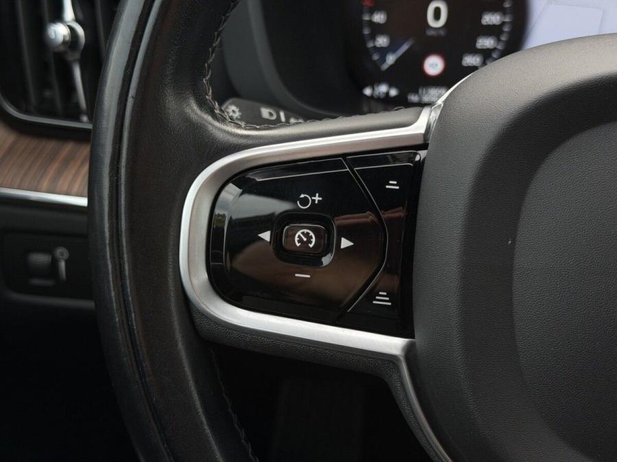 Pelēks Volvo XC60 2021 Pērnava, ar dzinēja tilpumu 2.00 L un nobraukumu 114 tūkst. km par 31900 €, foto 24 vietnē AUTOMOTO.COM.LV