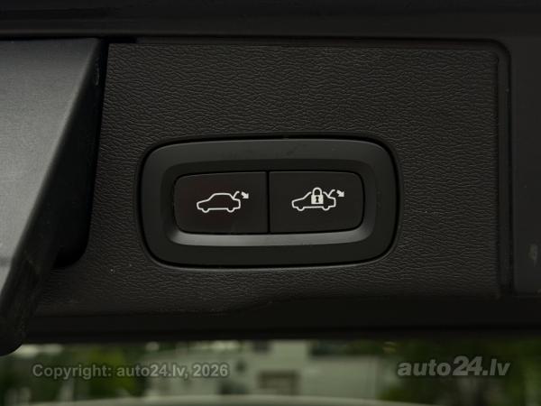 Grey Volvo XC60 2022 in Parnu, with an engine capacity of 2.00 L and mileage of 142 thousand km for 32900 €, photo 10 on AUTOMOTO.COM.LV