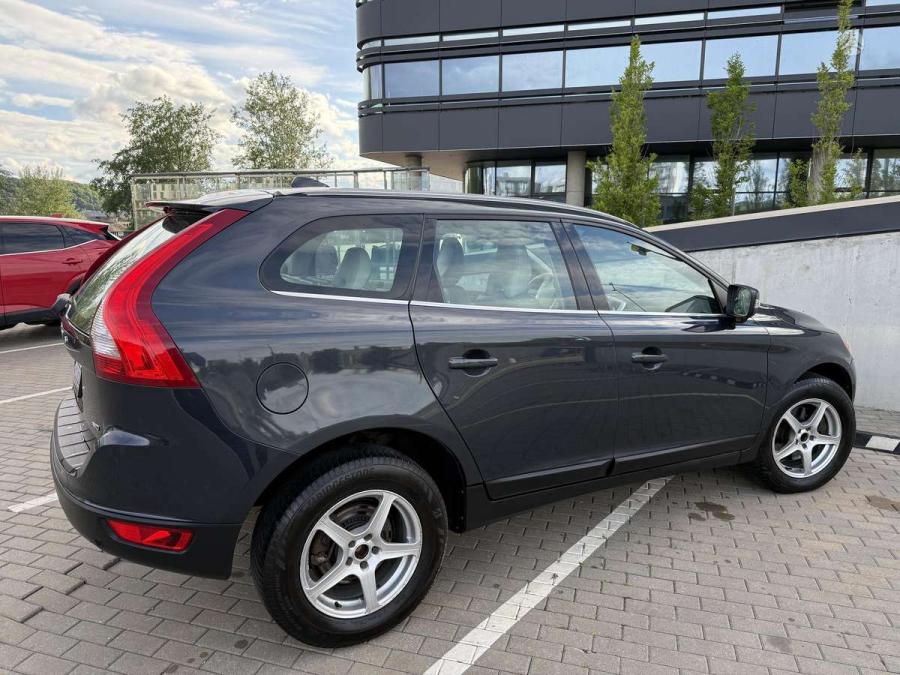 Volvo XC60 2009 in Kaunas, with an engine capacity of 2.40 L and mileage of 330 thousand km for 5999 €, photo 7 on AUTOMOTO.COM.LV