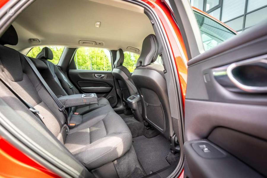 Orange Volvo XC60 2021 in Vilnius, with an engine capacity of 1.97 L and mileage of 80 thousand km for 25650 €, photo 18 on AUTOMOTO.COM.LV