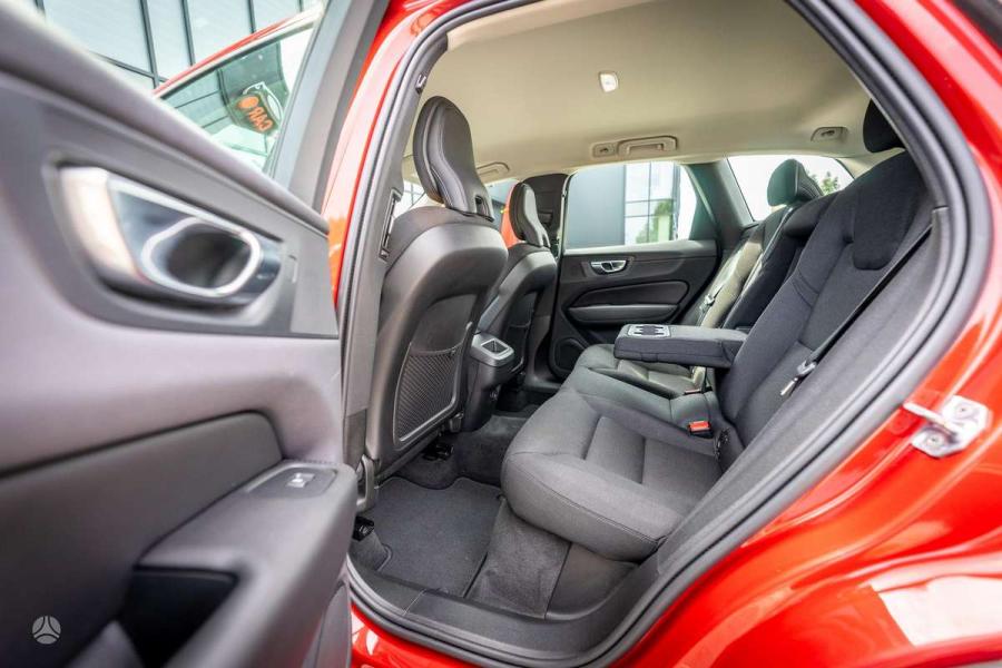 Orange Volvo XC60 2021 in Vilnius, with an engine capacity of 1.97 L and mileage of 80 thousand km for 25650 €, photo 19 on AUTOMOTO.COM.LV