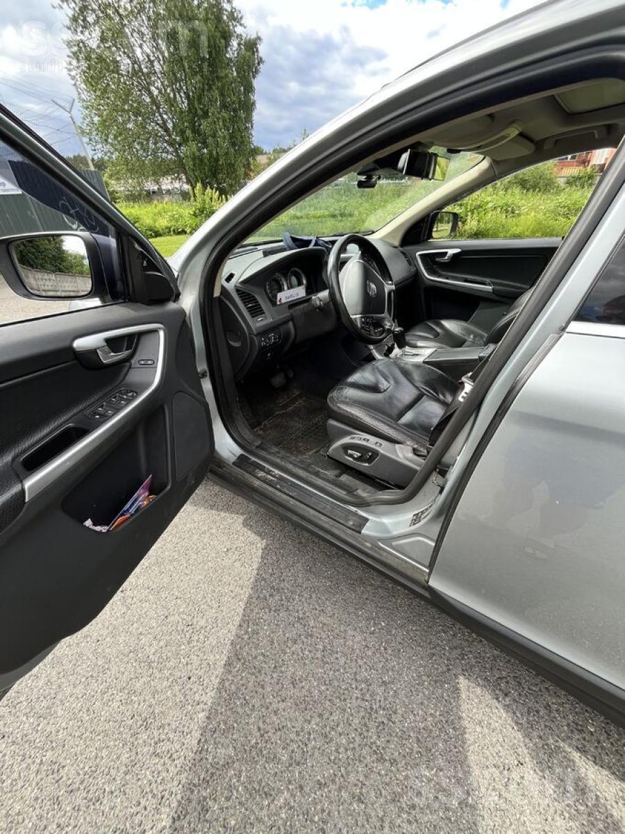 Volvo XC60 2010 Rīga, ar dzinēja tilpumu 2.40 L un nobraukumu 32 tūkst. km par 8500 €, foto 4 vietnē AUTOMOTO.COM.LV