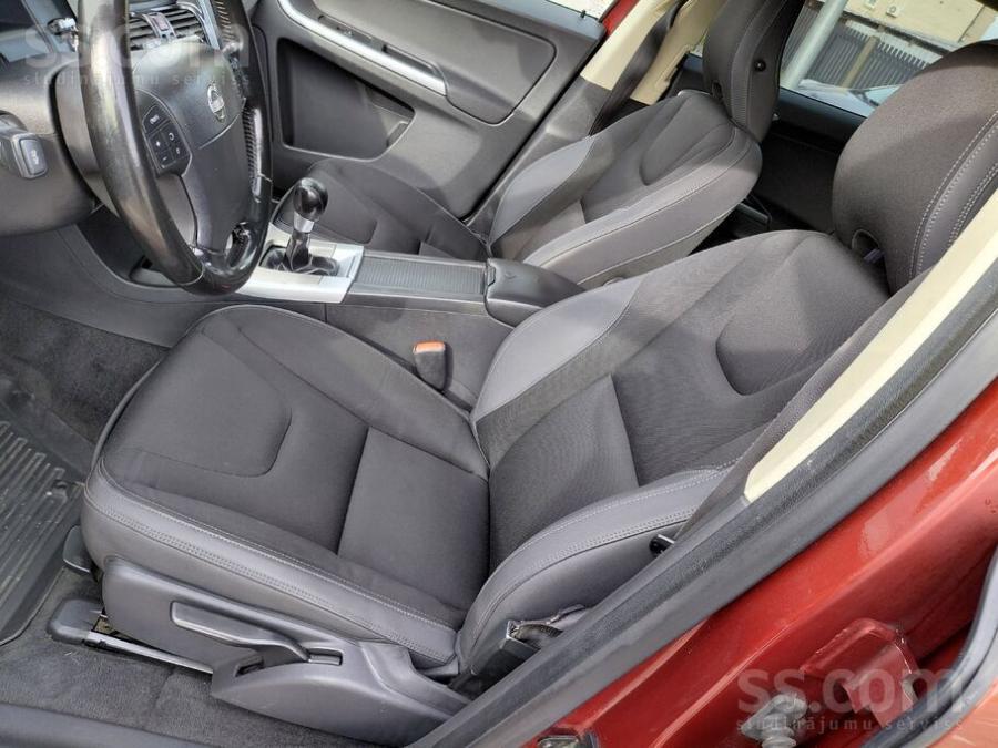 Красный Вольво ХС60 2009 в Валмиера, объемом двигателя 2.40 л и пробегом 0 тыс. км за 6250 €, фото 9 на AUTOMOTO.COM.LV