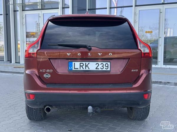 Red Volvo XC60 2010 in Vilnius, with an engine capacity of 2.40 L and mileage of 277 thousand km for 6800 €, photo 5 on AUTOMOTO.COM.LV