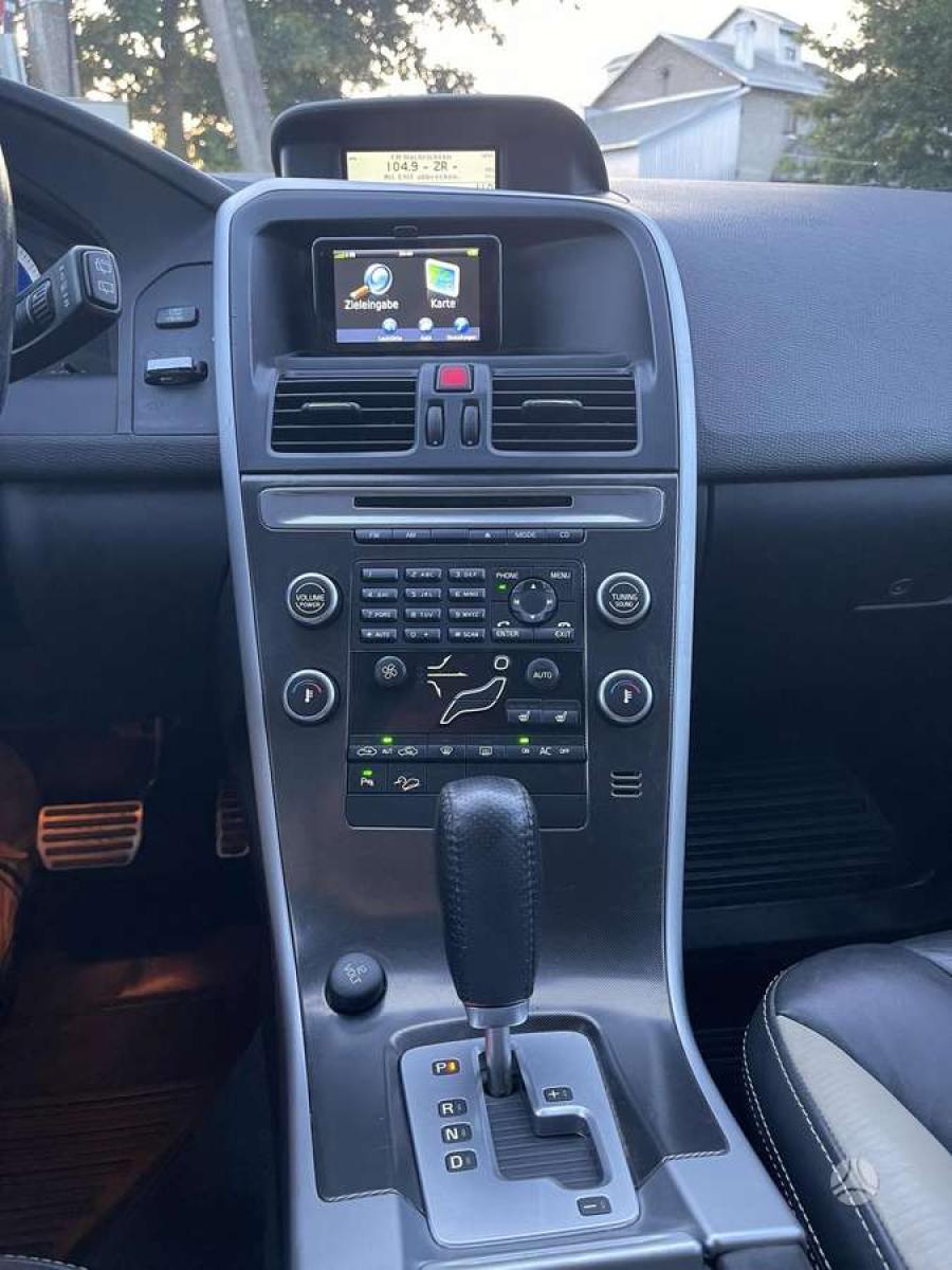 Sarkans Volvo XC60 2010 Kauņa, ar dzinēja tilpumu 2.40 L un nobraukumu 211 tūkst. km par 5700 €, foto 18 vietnē AUTOMOTO.COM.LV