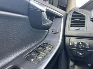 Red Volvo XC60 2010 in Vilnius, with an engine capacity of 3.19 L and mileage of 122 thousand km for 9900 €, photo 25 on AUTOMOTO.COM.LV