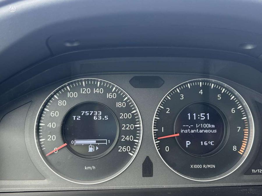 Red Volvo XC60 2010 in Vilnius, with an engine capacity of 3.19 L and mileage of 122 thousand km for 9900 €, photo 31 on AUTOMOTO.COM.LV