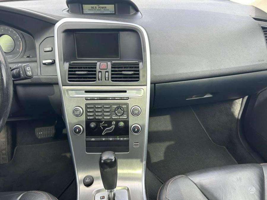 Red Volvo XC60 2010 in Vilnius, with an engine capacity of 3.19 L and mileage of 122 thousand km for 9900 €, photo 40 on AUTOMOTO.COM.LV
