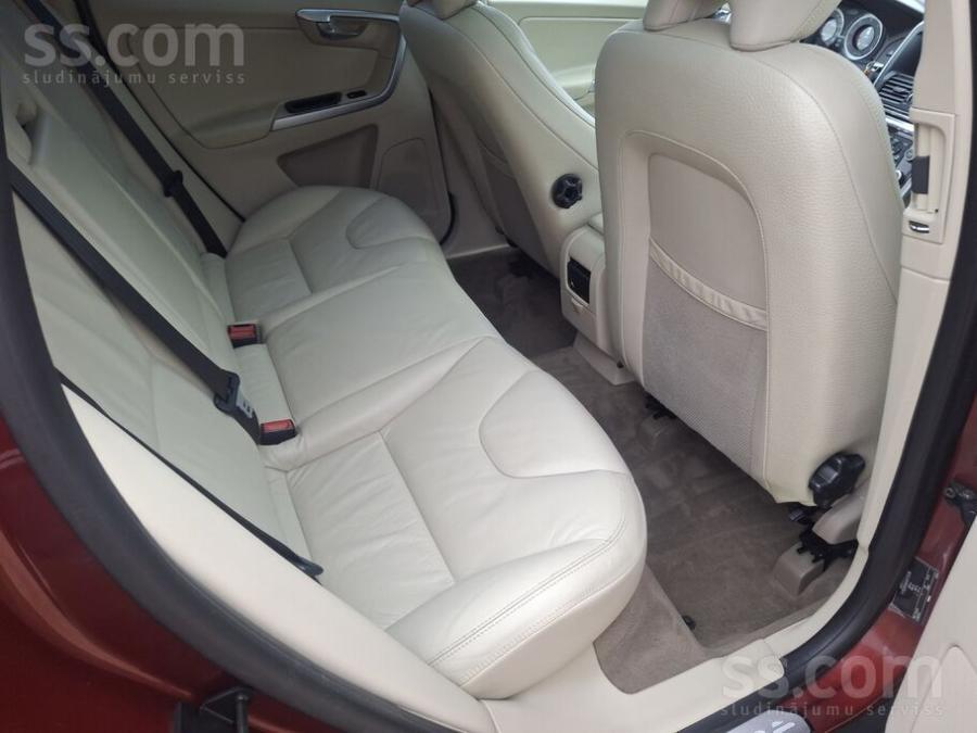 Red Volvo XC60 2010 in Riga, with an engine capacity of 2.40 L and mileage of 306 thousand km for 8495 €, photo 14 on AUTOMOTO.COM.LV