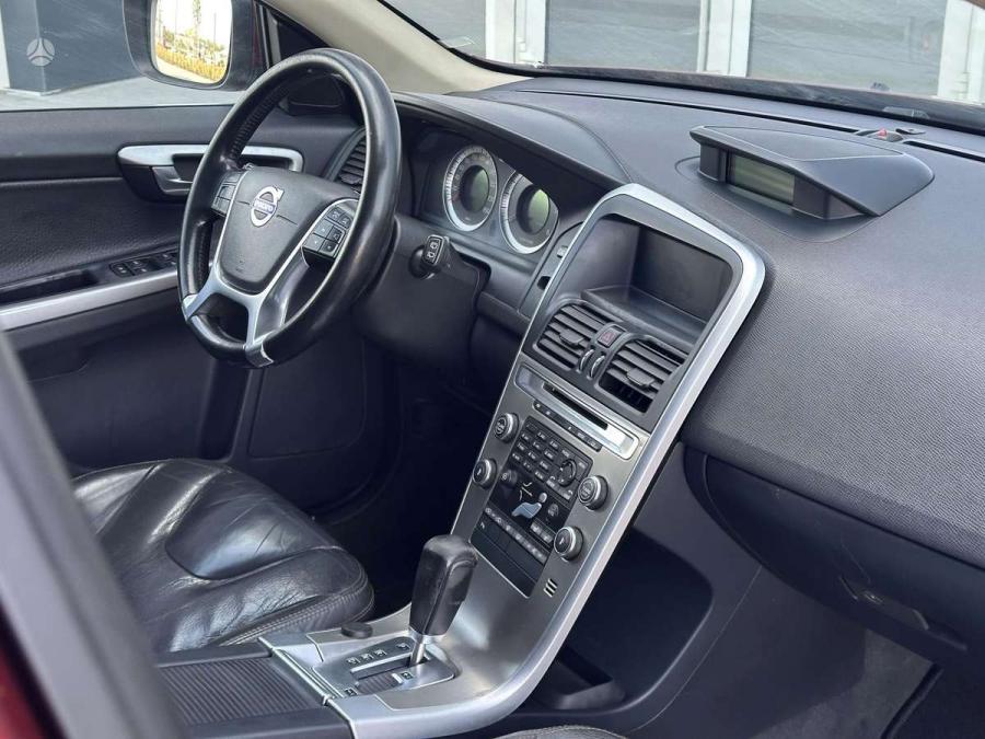 Red Volvo XC60 2010 in Vilnius, with an engine capacity of 2.40 L and mileage of 277 thousand km for 5500 €, photo 13 on AUTOMOTO.COM.LV
