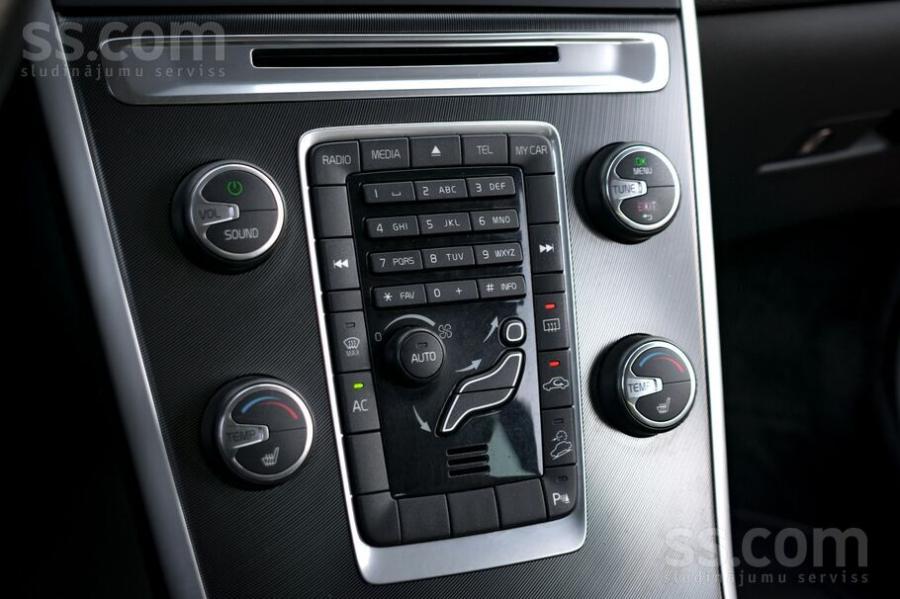 Sarkans Volvo XC60 2011 Rīga, ar dzinēja tilpumu 2.40 L un nobraukumu 323 tūkst. km par 7500 €, foto 24 vietnē AUTOMOTO.COM.LV
