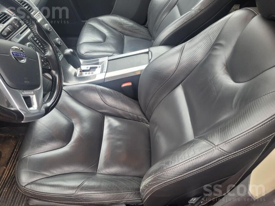 Sarkans Volvo XC60 2011 Rīga, ar dzinēja tilpumu 2.40 L un nobraukumu 272 tūkst. km par 9700 €, foto 5 vietnē AUTOMOTO.COM.LV