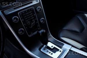 Sarkans Volvo XC60 2011 Tallina, ar dzinēja tilpumu 2.40 L un nobraukumu 377 tūkst. km par 8500 €, foto 9 vietnē AUTOMOTO.COM.LV