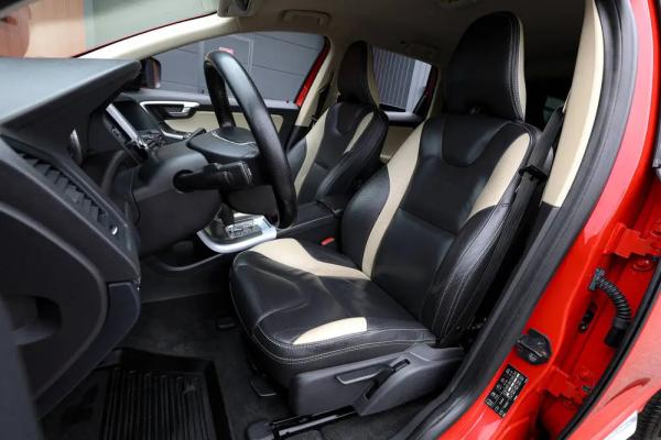 Sarkans Volvo XC60 2011 Jelgava, ar dzinēja tilpumu 2.40 L un nobraukumu 299 tūkst. km par 10250 €, foto 9 vietnē AUTOMOTO.COM.LV