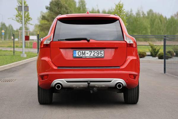 Red Volvo XC60 2011 in Jelgava, with an engine capacity of 2.40 L and mileage of 299 thousand km for 10250 €, photo 5 on AUTOMOTO.COM.LV