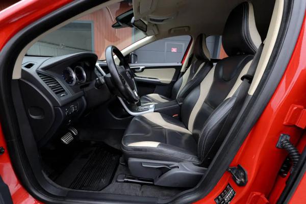 Red Volvo XC60 2011 in Jelgava, with an engine capacity of 2.40 L and mileage of 299 thousand km for 10250 €, photo 7 on AUTOMOTO.COM.LV