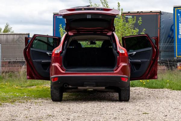 Sarkans Volvo XC60 2011 Rīga, ar dzinēja tilpumu 2.00 L un nobraukumu 212 tūkst. km par 10495 €, foto 5 vietnē AUTOMOTO.COM.LV