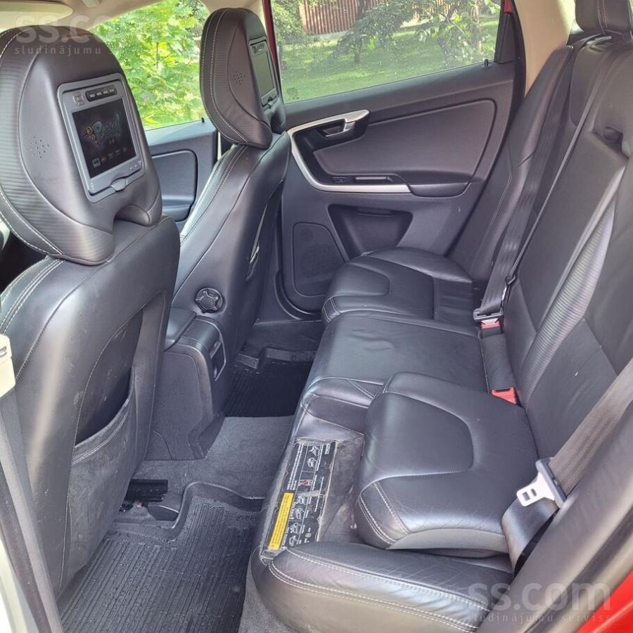 Red Volvo XC60 2011 in Riga, with an engine capacity of 2.40 L and mileage of 279 thousand km for 7800 €, photo 9 on AUTOMOTO.COM.LV
