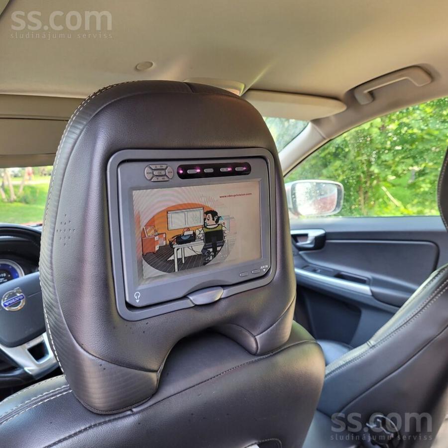 Red Volvo XC60 2011 in Riga, with an engine capacity of 2.40 L and mileage of 279 thousand km for 7800 €, photo 10 on AUTOMOTO.COM.LV