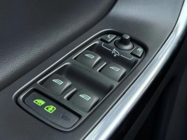 Sarkans Volvo XC60 2012 Rīga, ar dzinēja tilpumu 2.40 L un nobraukumu 239 tūkst. km par 11250 €, foto 3 vietnē AUTOMOTO.COM.LV