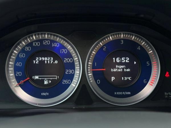 Sarkans Volvo XC60 2012 Rīga, ar dzinēja tilpumu 2.40 L un nobraukumu 239 tūkst. km par 11250 €, foto 5 vietnē AUTOMOTO.COM.LV