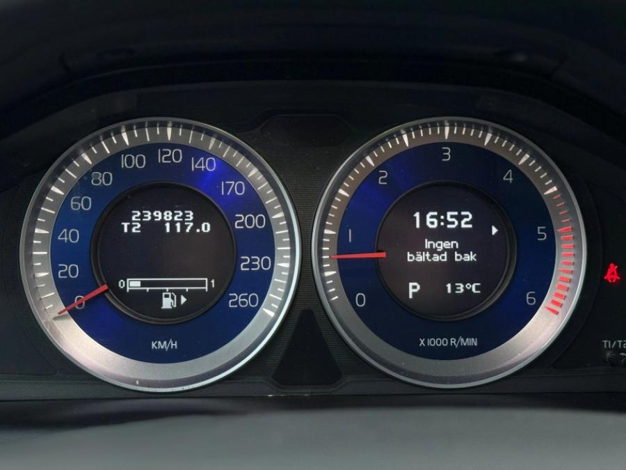 Red Volvo XC60 2012 in Riga, with an engine capacity of 2.40 L and mileage of 239 thousand km for 11250 €, photo 6 on AUTOMOTO.COM.LV
