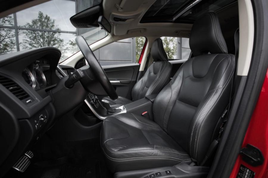 Red Volvo XC60 2012 in Riga, with an engine capacity of 2.40 L and mileage of 239 thousand km for 11250 €, photo 42 on AUTOMOTO.COM.LV