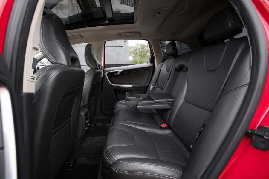 Red Volvo XC60 2012 in Riga, with an engine capacity of 2.40 L and mileage of 239 thousand km for 11250 €, photo 45 on AUTOMOTO.COM.LV