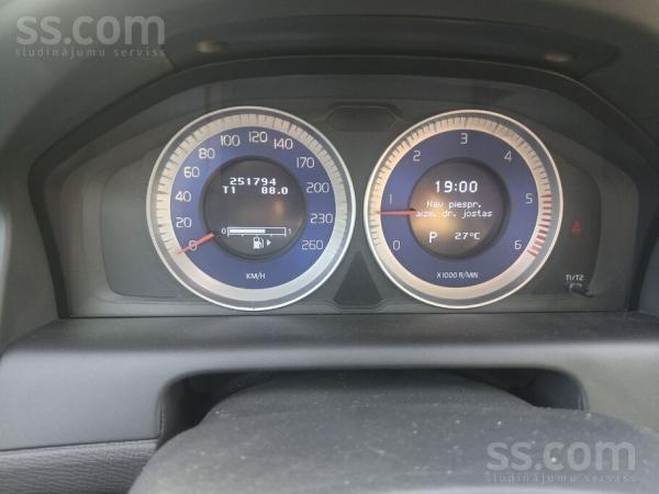 Красный Вольво ХС60 2012 в Мадона, объемом двигателя 2.40 л и пробегом 252 тыс. км за 9000 €, фото 3 на AUTOMOTO.COM.LV