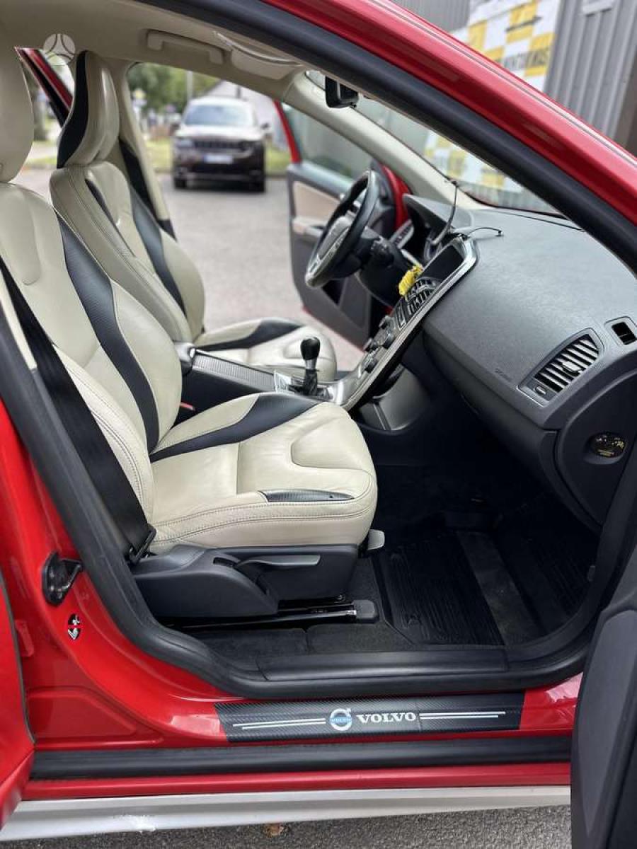 Red Volvo XC60 2012 in Siauliai, with an engine capacity of 2.40 L and mileage of 275 thousand km for 9950 €, photo 30 on AUTOMOTO.COM.LV