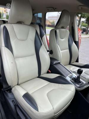 Red Volvo XC60 2012 in Siauliai, with an engine capacity of 2.40 L and mileage of 275 thousand km for 9950 €, photo 31 on AUTOMOTO.COM.LV