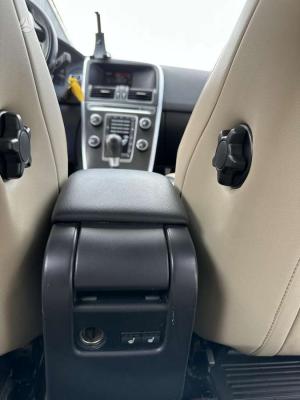 Red Volvo XC60 2012 in Siauliai, with an engine capacity of 2.40 L and mileage of 275 thousand km for 9950 €, photo 35 on AUTOMOTO.COM.LV