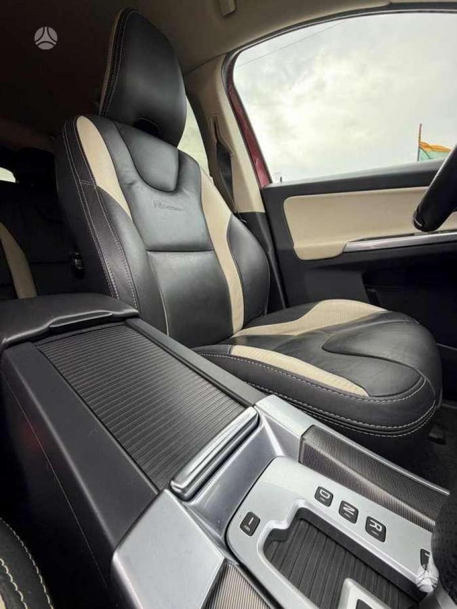Sarkans Volvo XC60 2012 Šauļi, ar dzinēja tilpumu 1.98 L un nobraukumu 255 tūkst. km par 12450 €, foto 24 vietnē AUTOMOTO.COM.LV