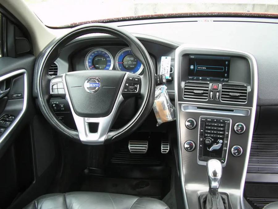 Red Volvo XC60 2012 in Sigulda, with an engine capacity of 2.00 L and mileage of 215 thousand km for 9950 €, photo 15 on AUTOMOTO.COM.LV