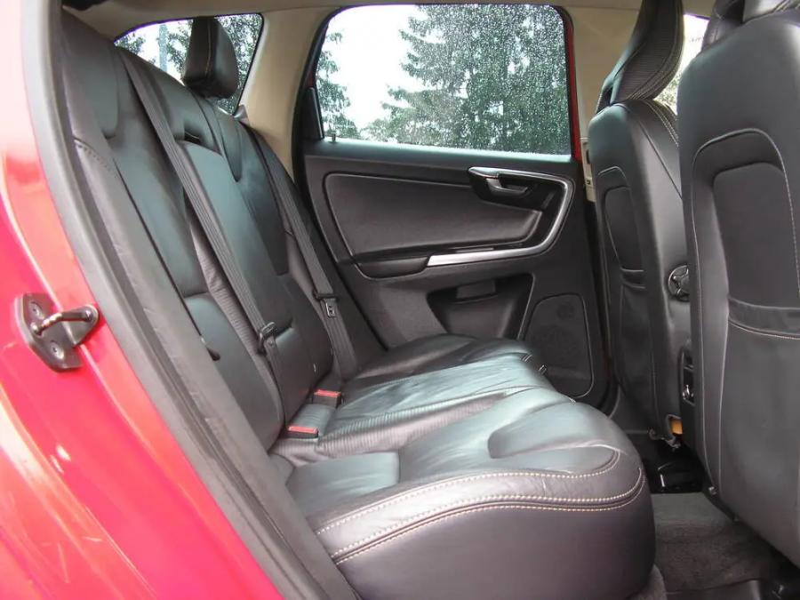 Red Volvo XC60 2012 in Sigulda, with an engine capacity of 2.00 L and mileage of 215 thousand km for 9950 €, photo 26 on AUTOMOTO.COM.LV