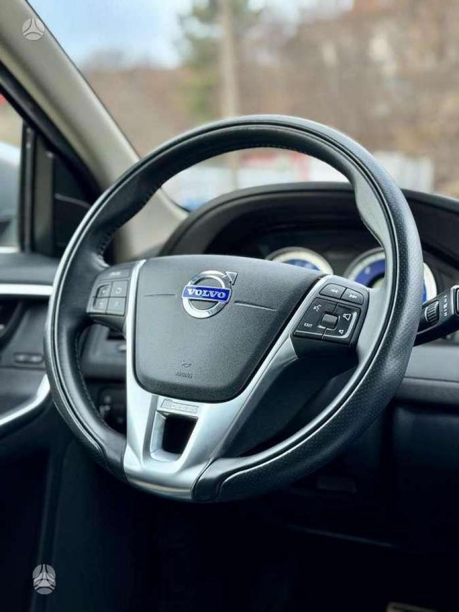 Red Volvo XC60 2012 in Siauliai, with an engine capacity of 1.98 L and mileage of 255 thousand km for 12450 €, photo 20 on AUTOMOTO.COM.LV
