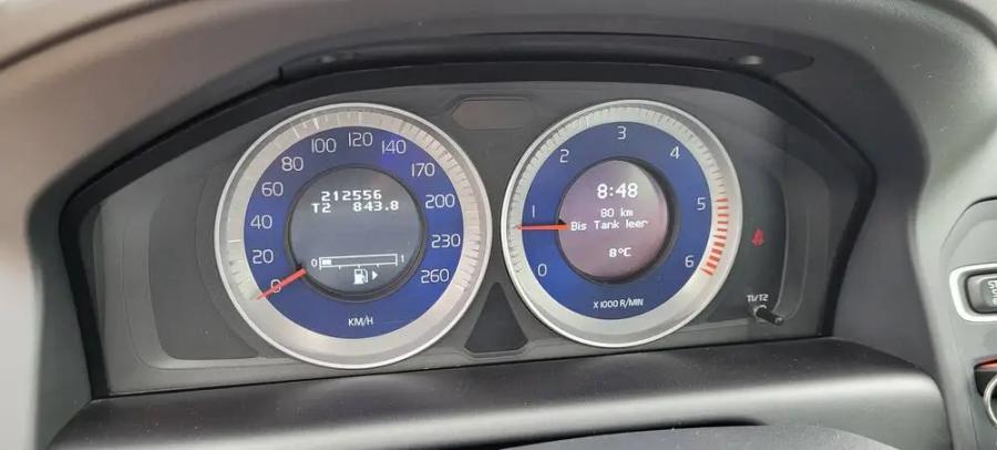 Red Volvo XC60 2013 in Riga, with an engine capacity of 2.40 L and mileage of 213 thousand km for 11500 €, photo 8 on AUTOMOTO.COM.LV