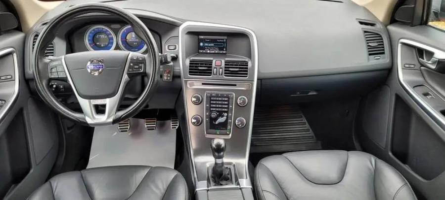 Red Volvo XC60 2013 in Riga, with an engine capacity of 2.40 L and mileage of 213 thousand km for 11500 €, photo 11 on AUTOMOTO.COM.LV
