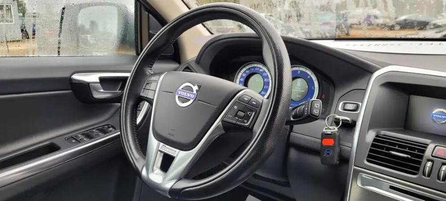 Red Volvo XC60 2013 in Riga, with an engine capacity of 2.40 L and mileage of 213 thousand km for 11500 €, photo 28 on AUTOMOTO.COM.LV