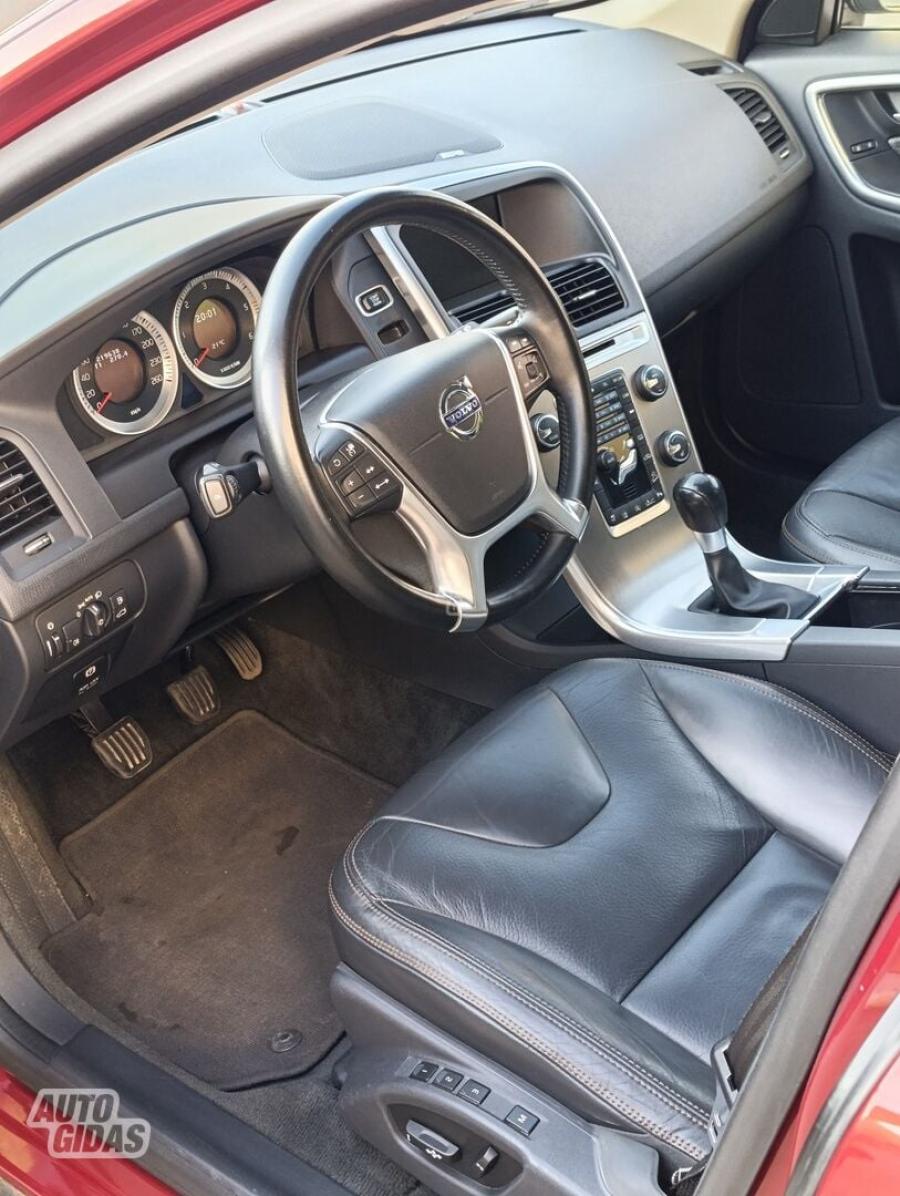 Sarkans Volvo XC60 2013 Kauņa, ar dzinēja tilpumu 2.40 L un nobraukumu 220 tūkst. km par 9500 €, foto 11 vietnē AUTOMOTO.COM.LV