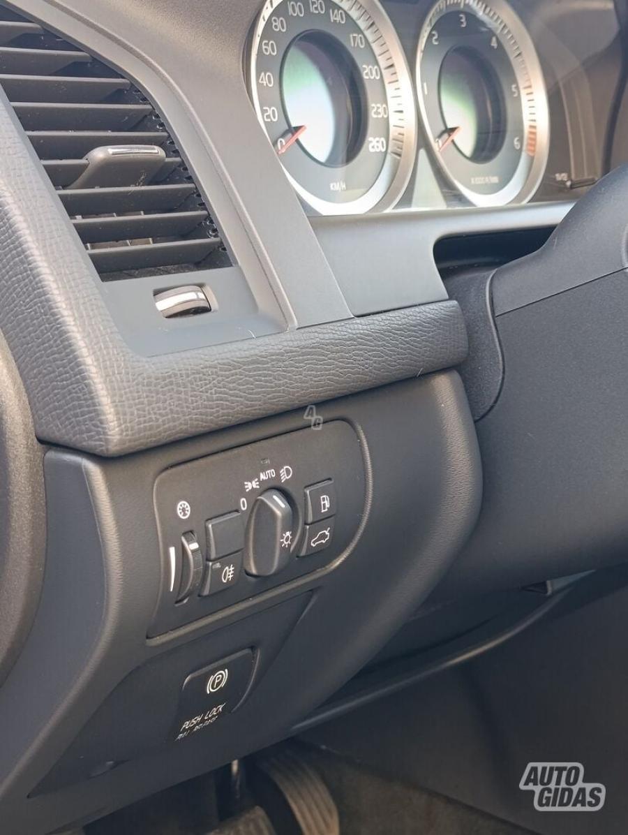 Sarkans Volvo XC60 2013 Kauņa, ar dzinēja tilpumu 2.40 L un nobraukumu 220 tūkst. km par 9500 €, foto 12 vietnē AUTOMOTO.COM.LV