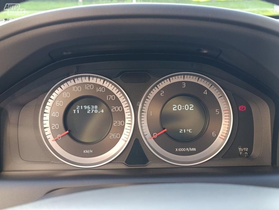 Sarkans Volvo XC60 2013 Kauņa, ar dzinēja tilpumu 2.40 L un nobraukumu 220 tūkst. km par 9500 €, foto 13 vietnē AUTOMOTO.COM.LV