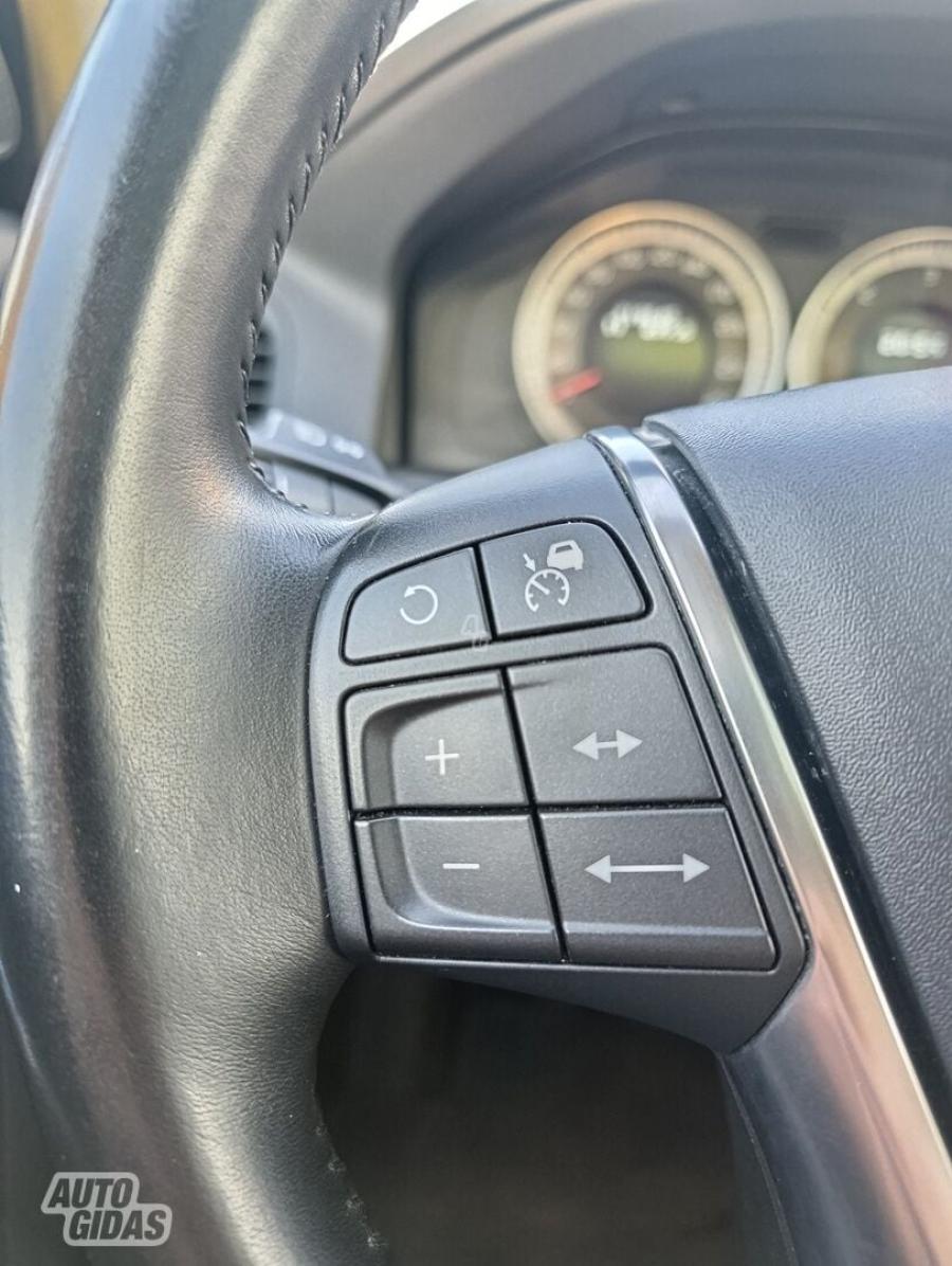Sarkans Volvo XC60 2013 Kauņa, ar dzinēja tilpumu 2.40 L un nobraukumu 220 tūkst. km par 9500 €, foto 28 vietnē AUTOMOTO.COM.LV