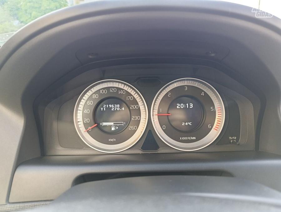 Sarkans Volvo XC60 2013 Kauņa, ar dzinēja tilpumu 2.40 L un nobraukumu 220 tūkst. km par 9500 €, foto 31 vietnē AUTOMOTO.COM.LV